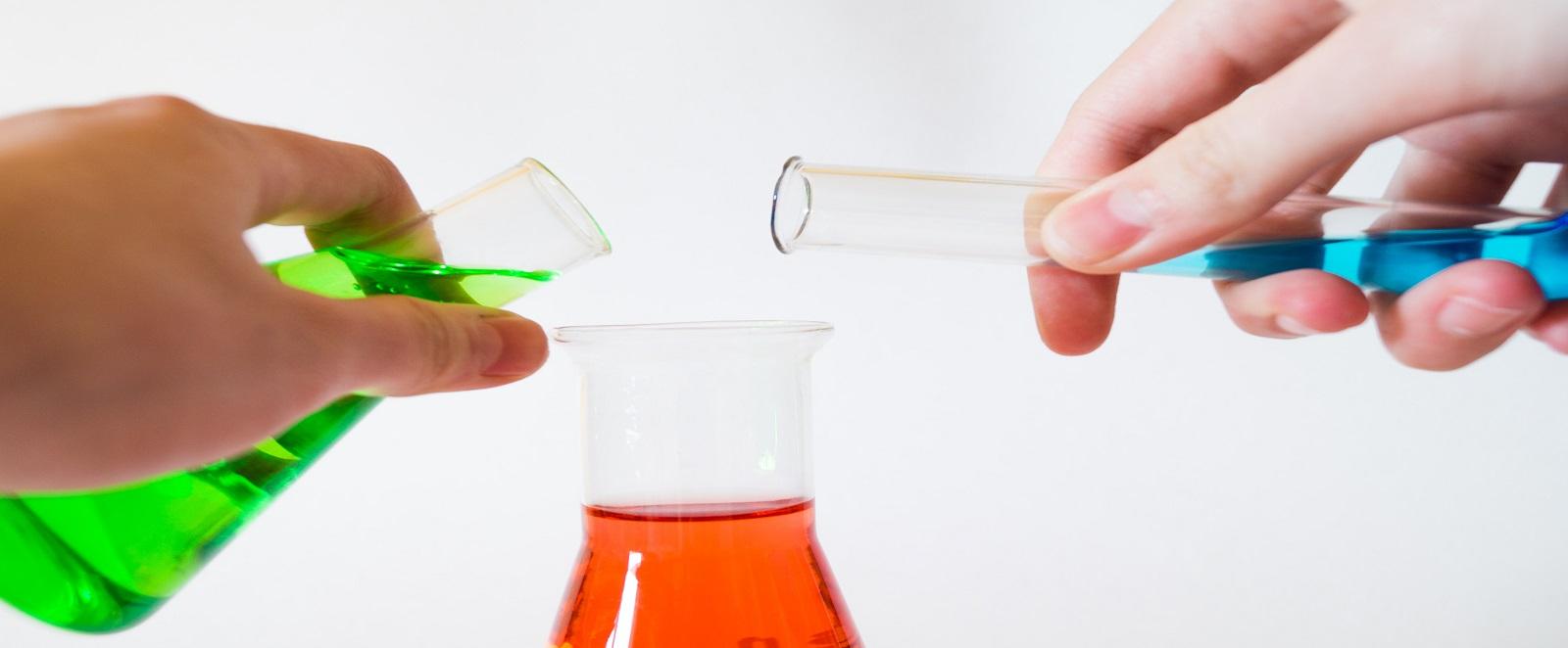 Reaksi Kimia: Pengertian, Ciri-ciri, Jenis, dan Contohnya